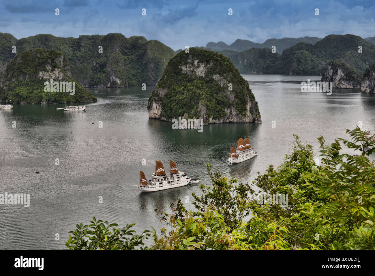 traditional junks sailing in Halong Bay, Vietnam Stock Photo - Alamy
