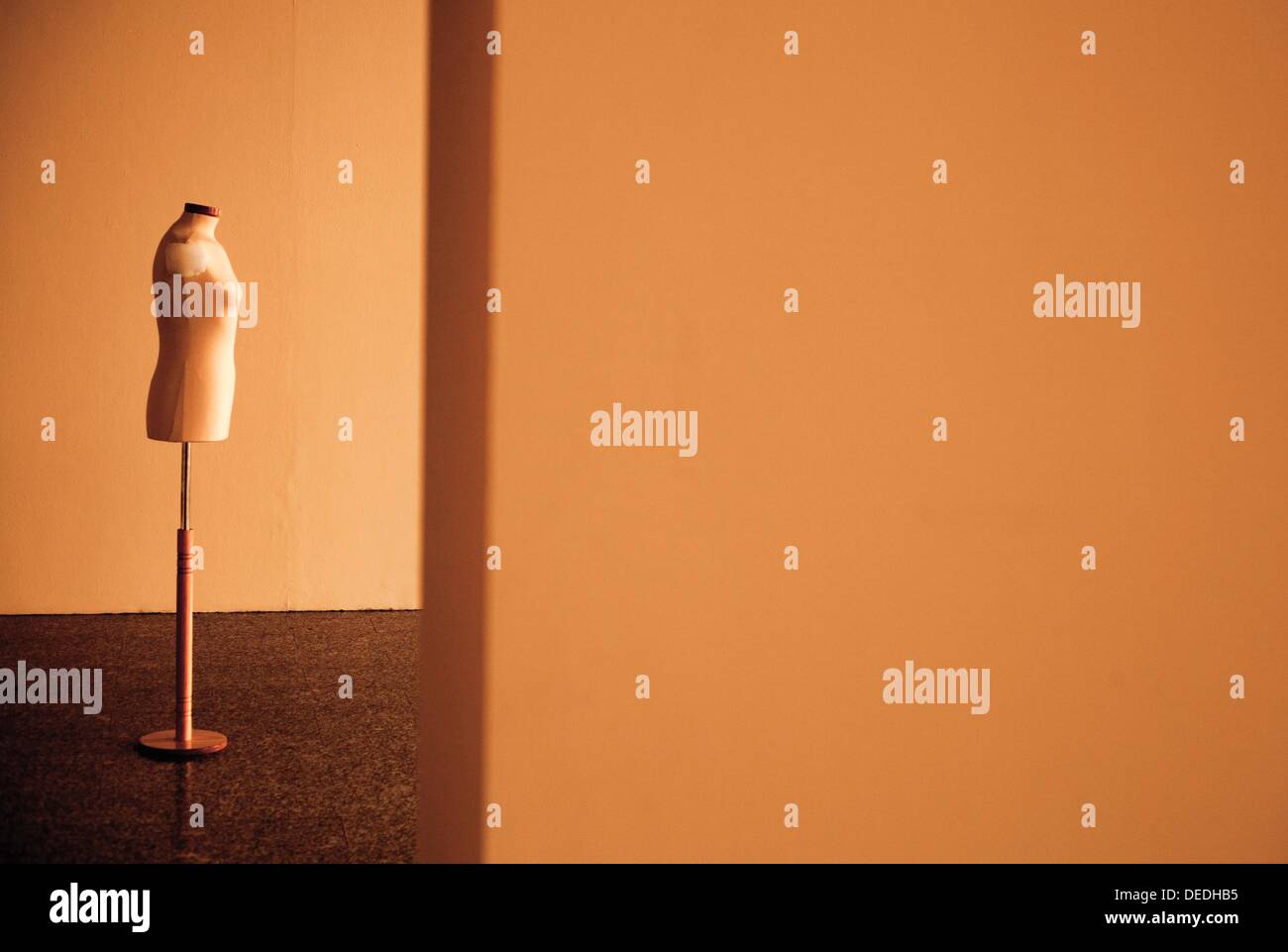 Empty mannequin hi-res stock photography and images - Alamy
