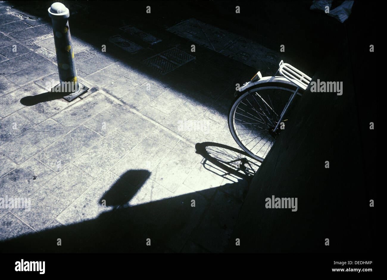 Lamp post shadow above view hi-res stock photography and images - Alamy