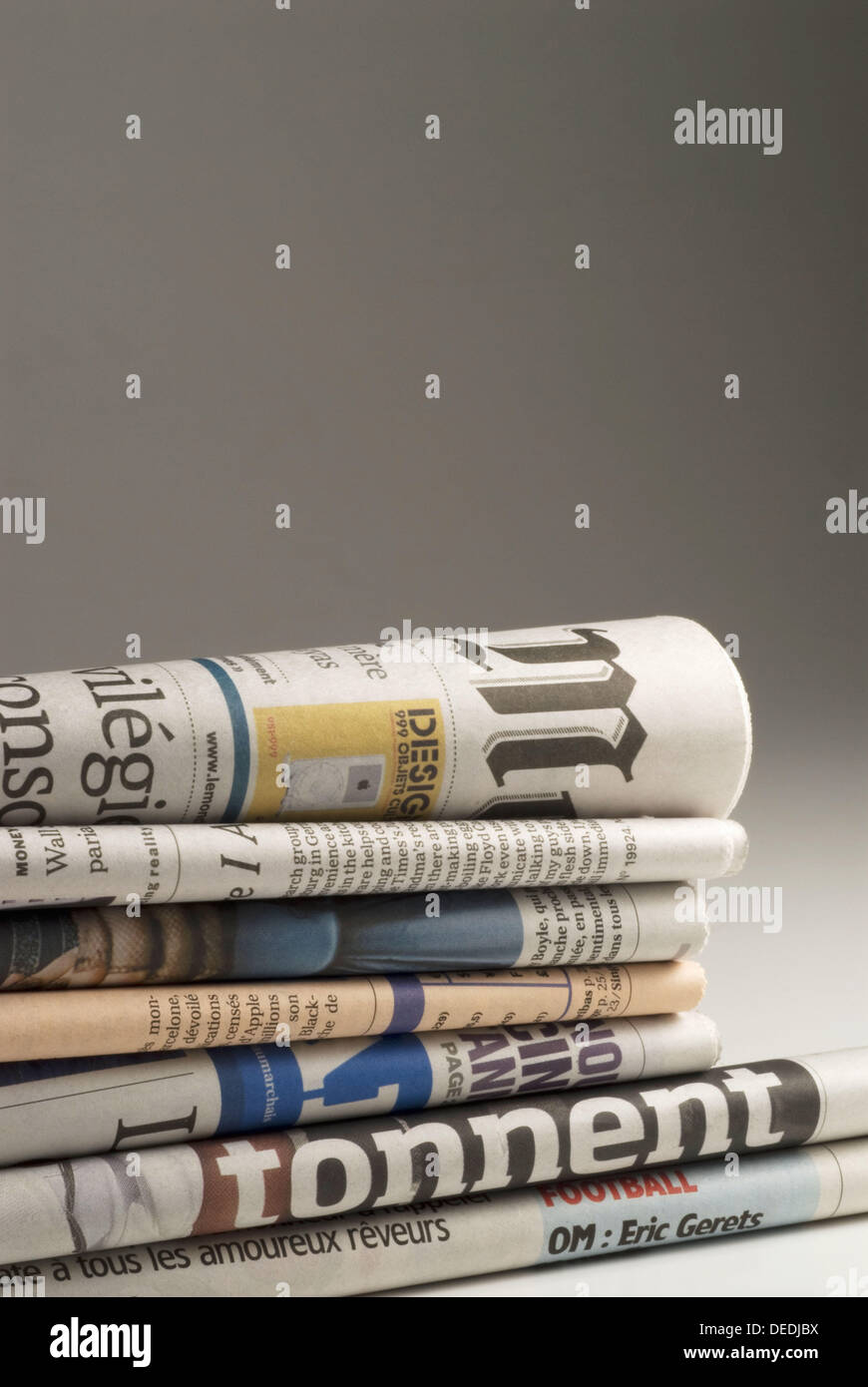 French newspapers figaro monde hi-res stock photography and images - Alamy