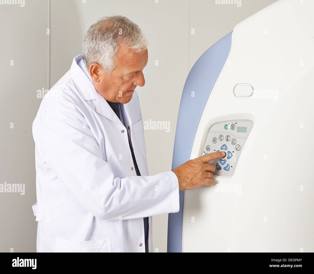 Doctor using buttons of a MRI machine in radiology Stock Photo - Alamy