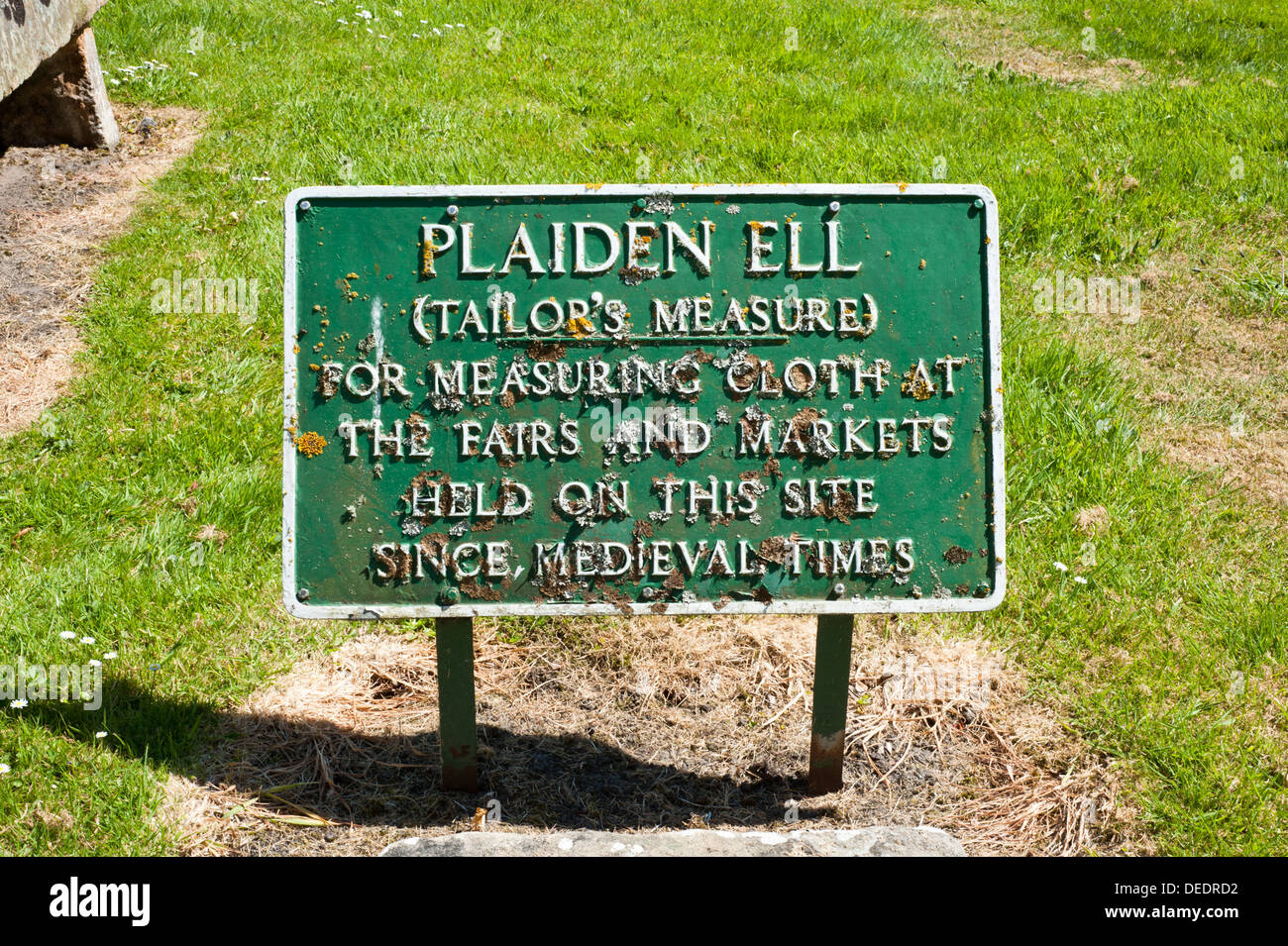 Measuring cloth in medieval times hi-res stock photography and images ...