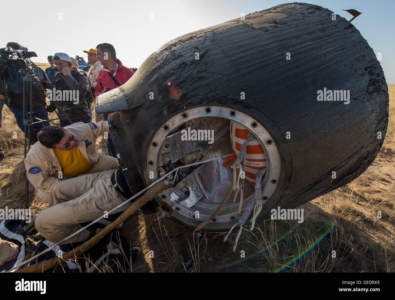 The Soyuz TMA-08M spacecraft lands in Kazakhstan, bringing Expedition ...