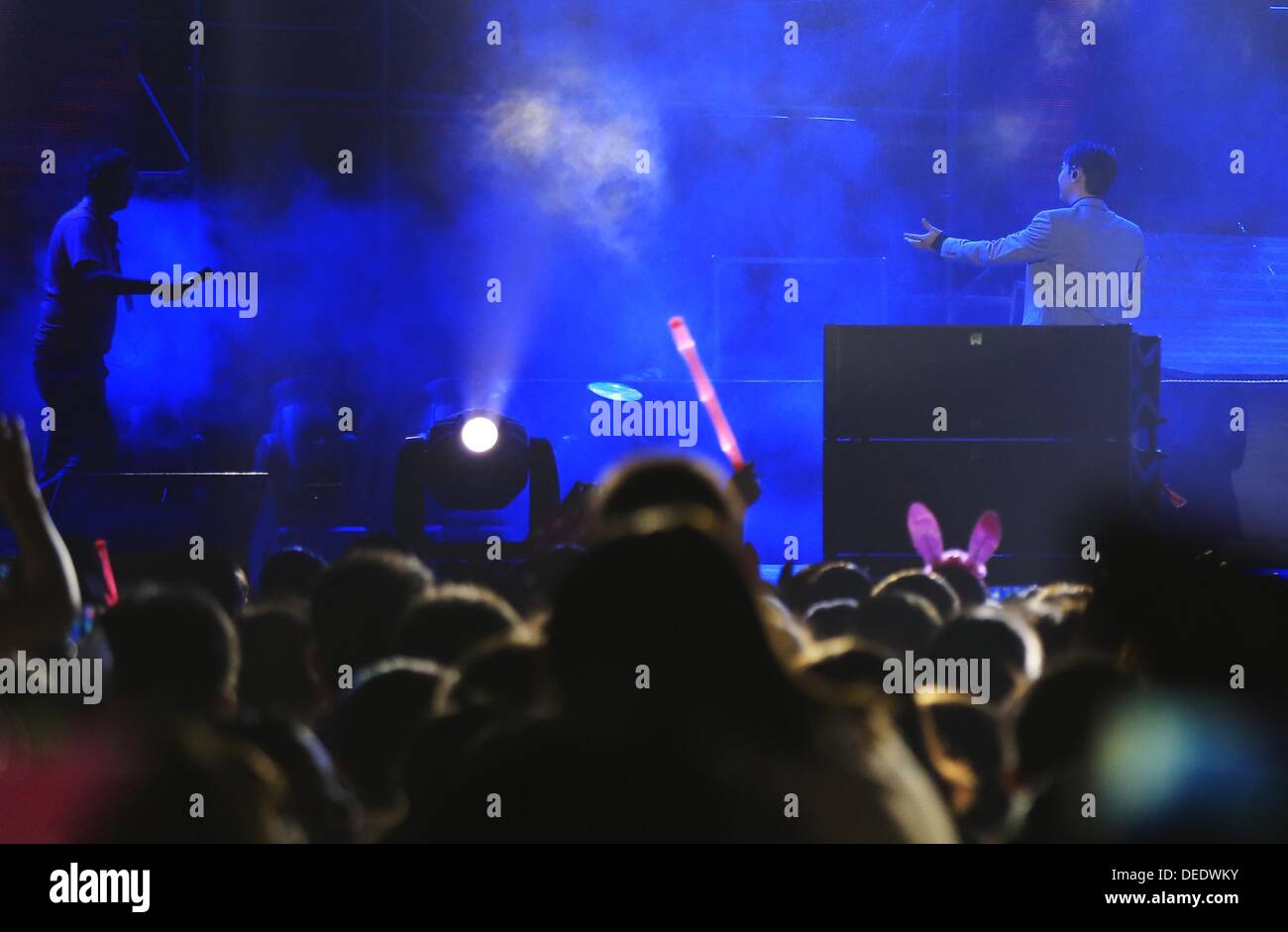 Jiujiang, China. 15th Sep, 2013. Super star Leon Lai performs at Lu ...