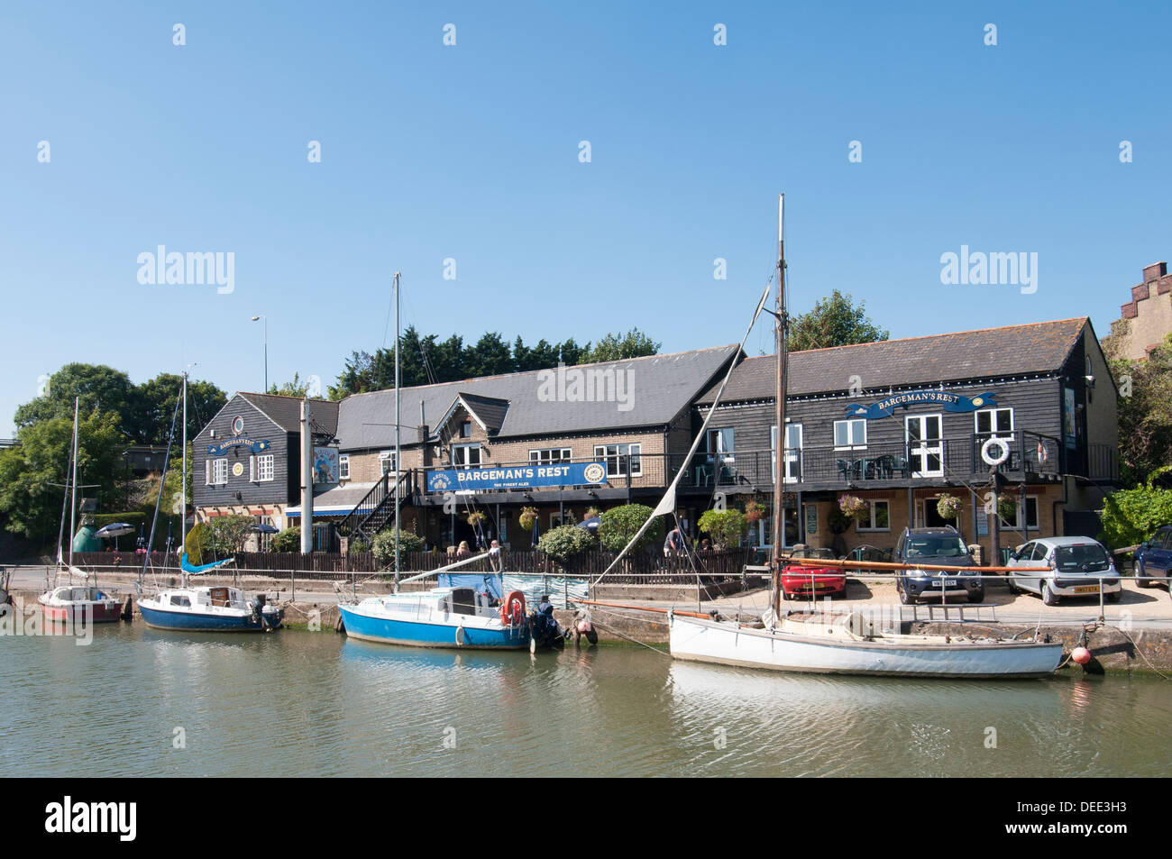 the bargeman's rest pub and restaurant on the Medina river, Isle of ...