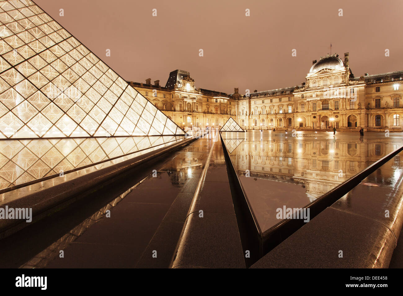 Pyramide de paris hi-res stock photography and images - Alamy