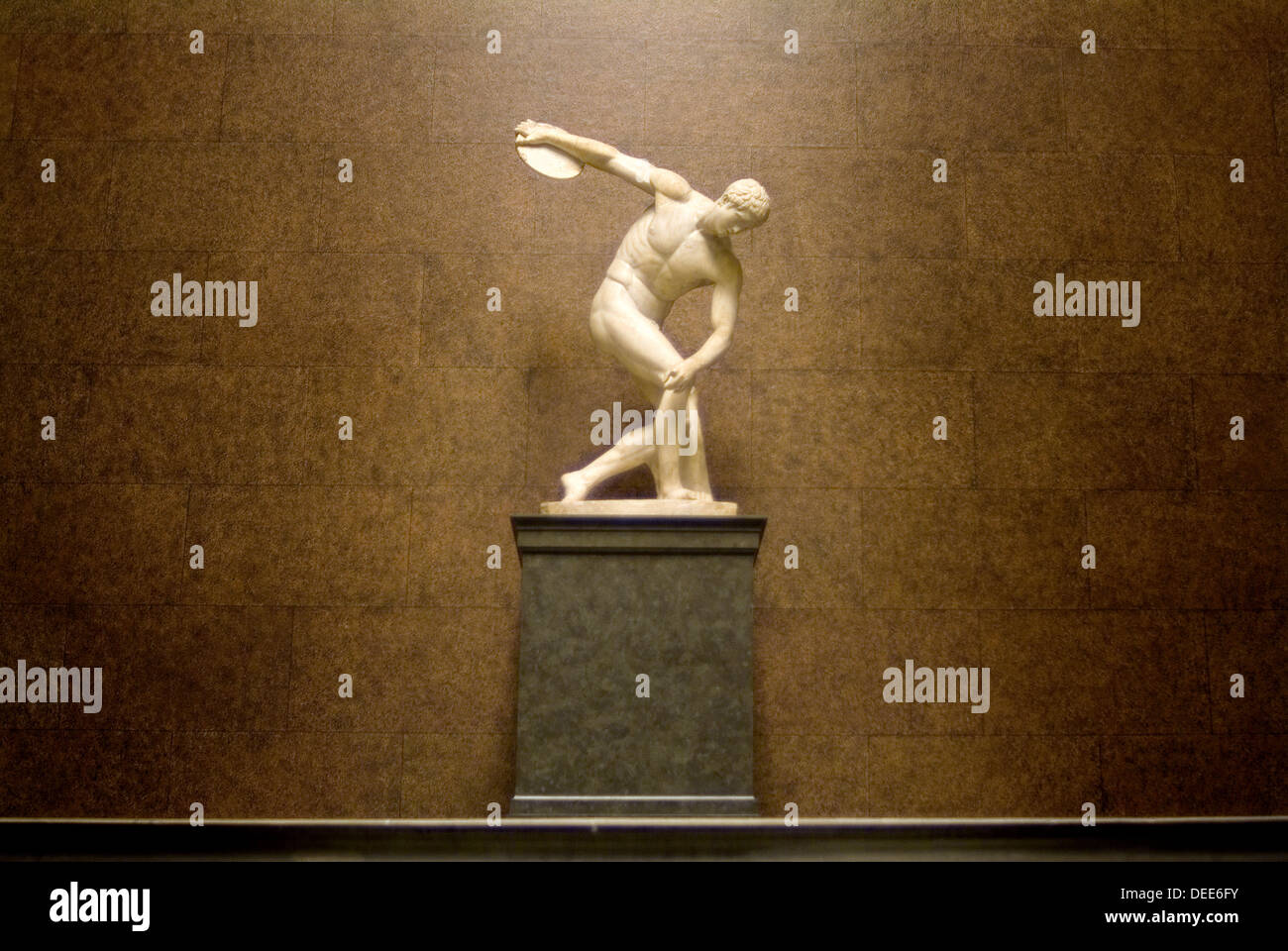 Discus thrower greece hi-res stock photography and images - Alamy