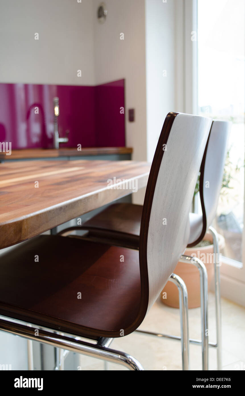 Modern Kitchen Breakfast Bar & Stools Stock Photo - Alamy