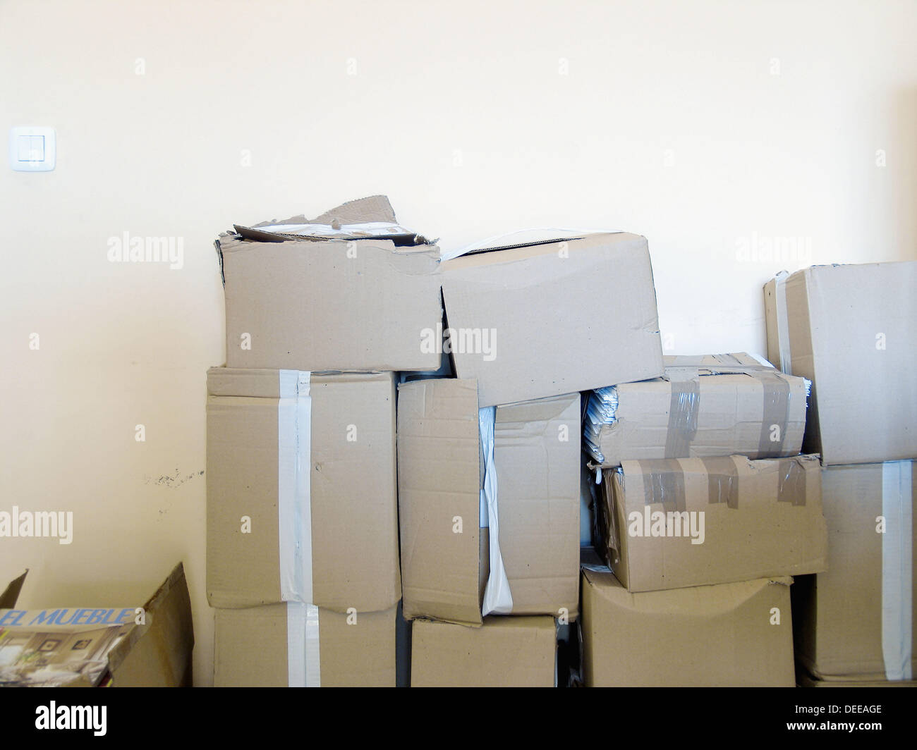 Piled up moving box hi-res stock photography and images - Alamy