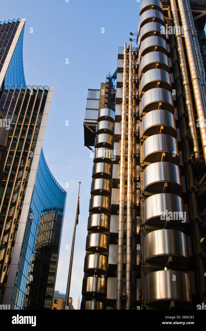 The Lloyd's building with the Willis building opposite in the City of ...