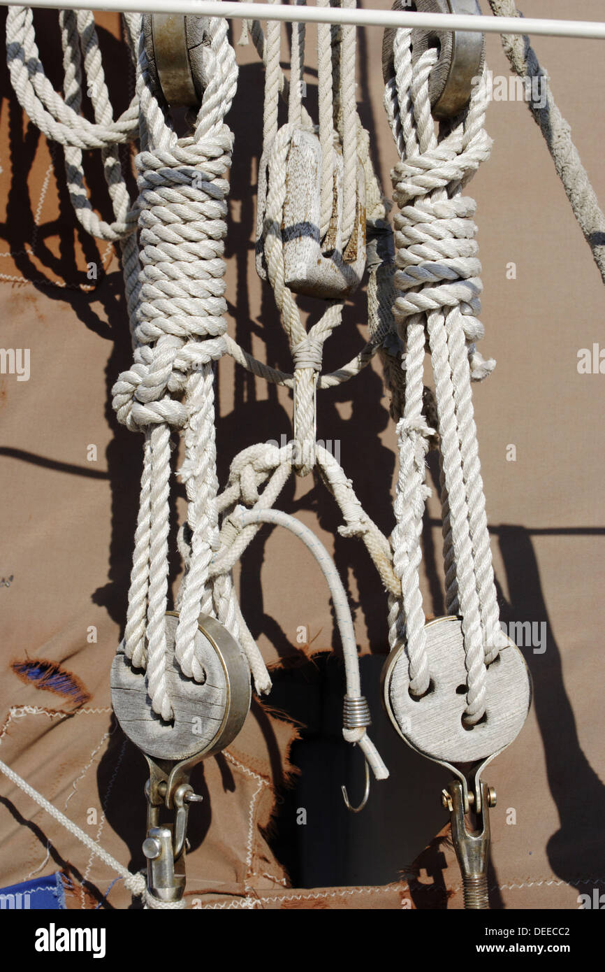 Tense ropes hi-res stock photography and images - Alamy