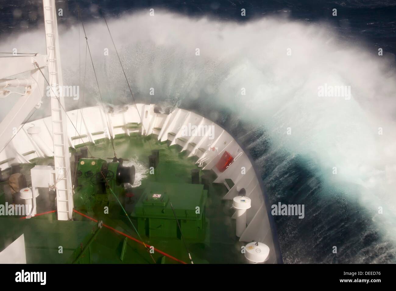 Bow wave ship hi-res stock photography and images - Alamy