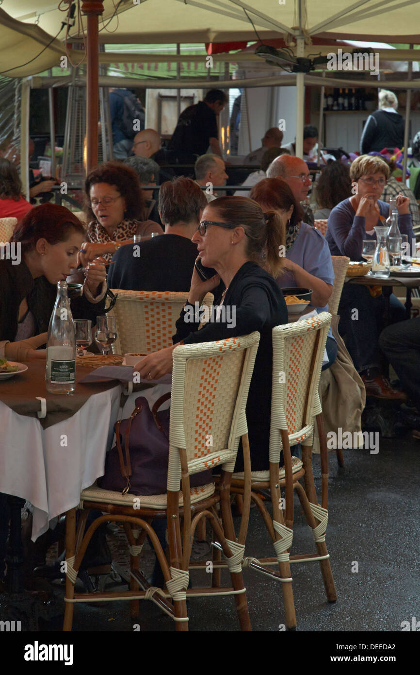 Restaurant outside table hi-res stock photography and images - Alamy