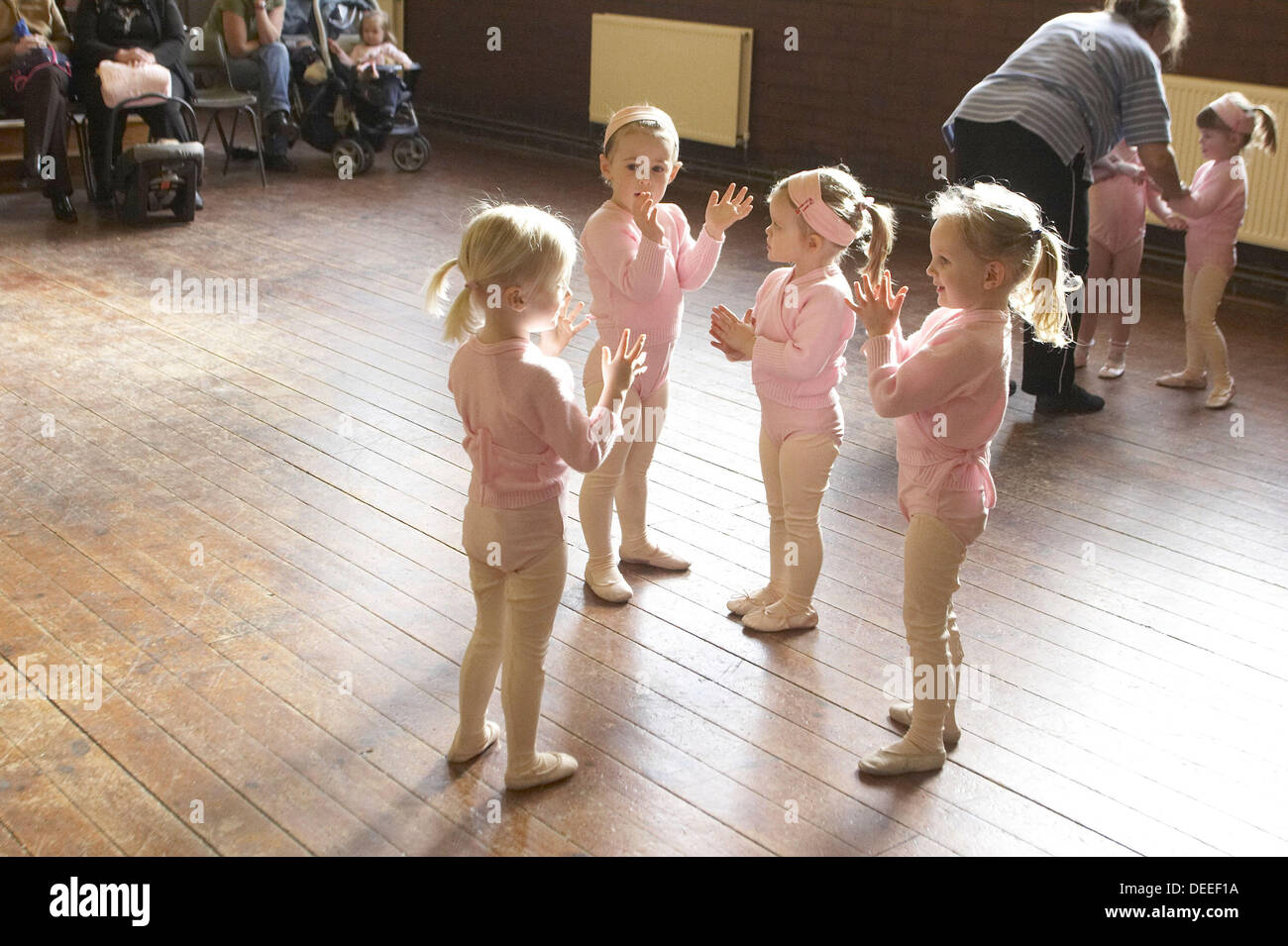 Children clapping class hi-res stock photography and images - Alamy