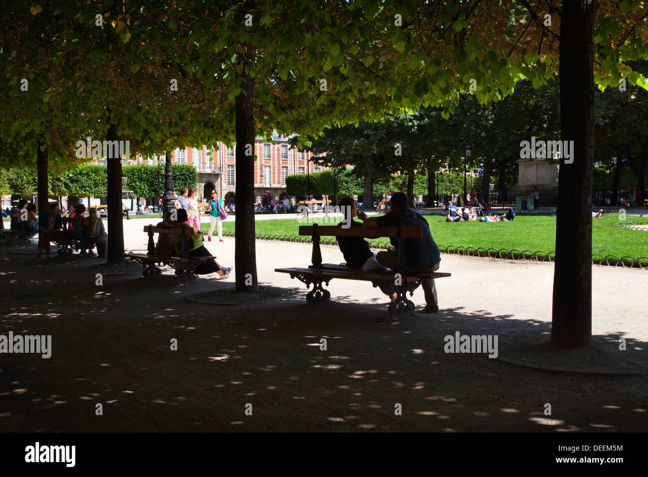 People sitting in shade hot hi-res stock photography and images - Alamy