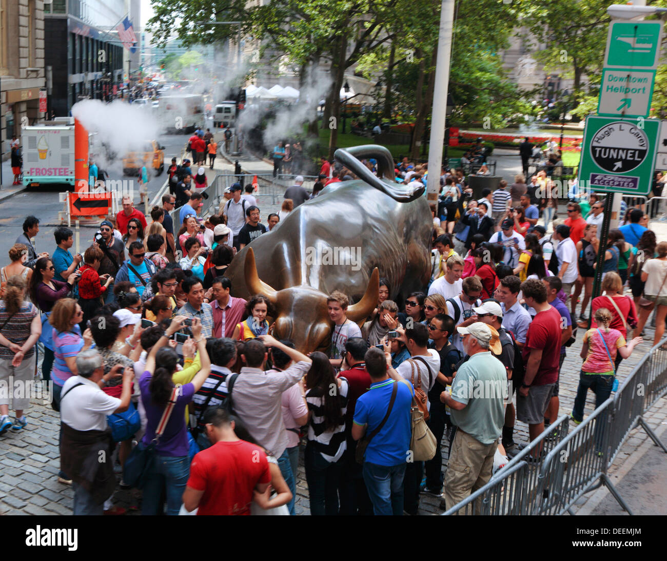 Wall street bull hi-res stock photography and images - Alamy