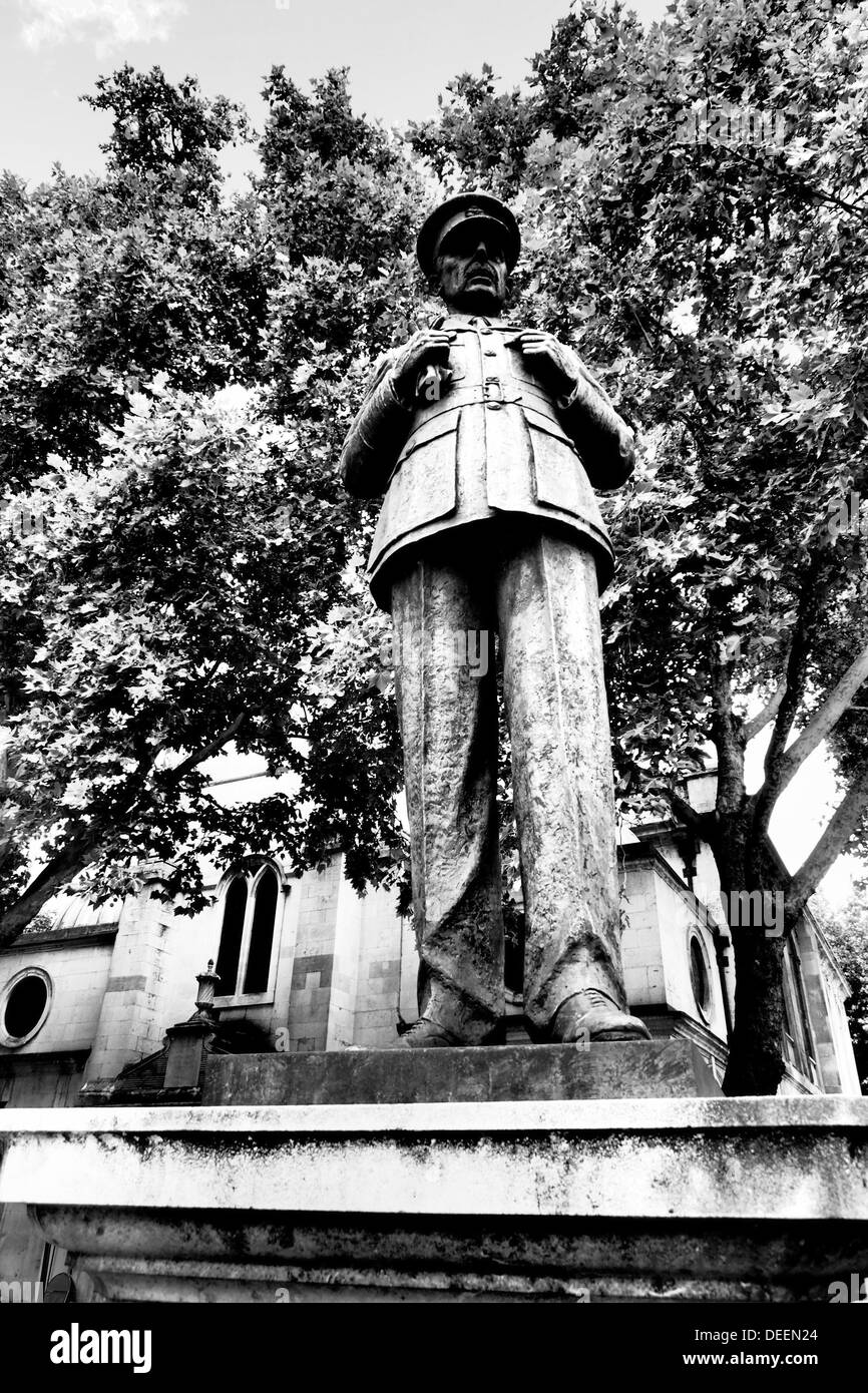Lord dowding statue hi-res stock photography and images - Alamy