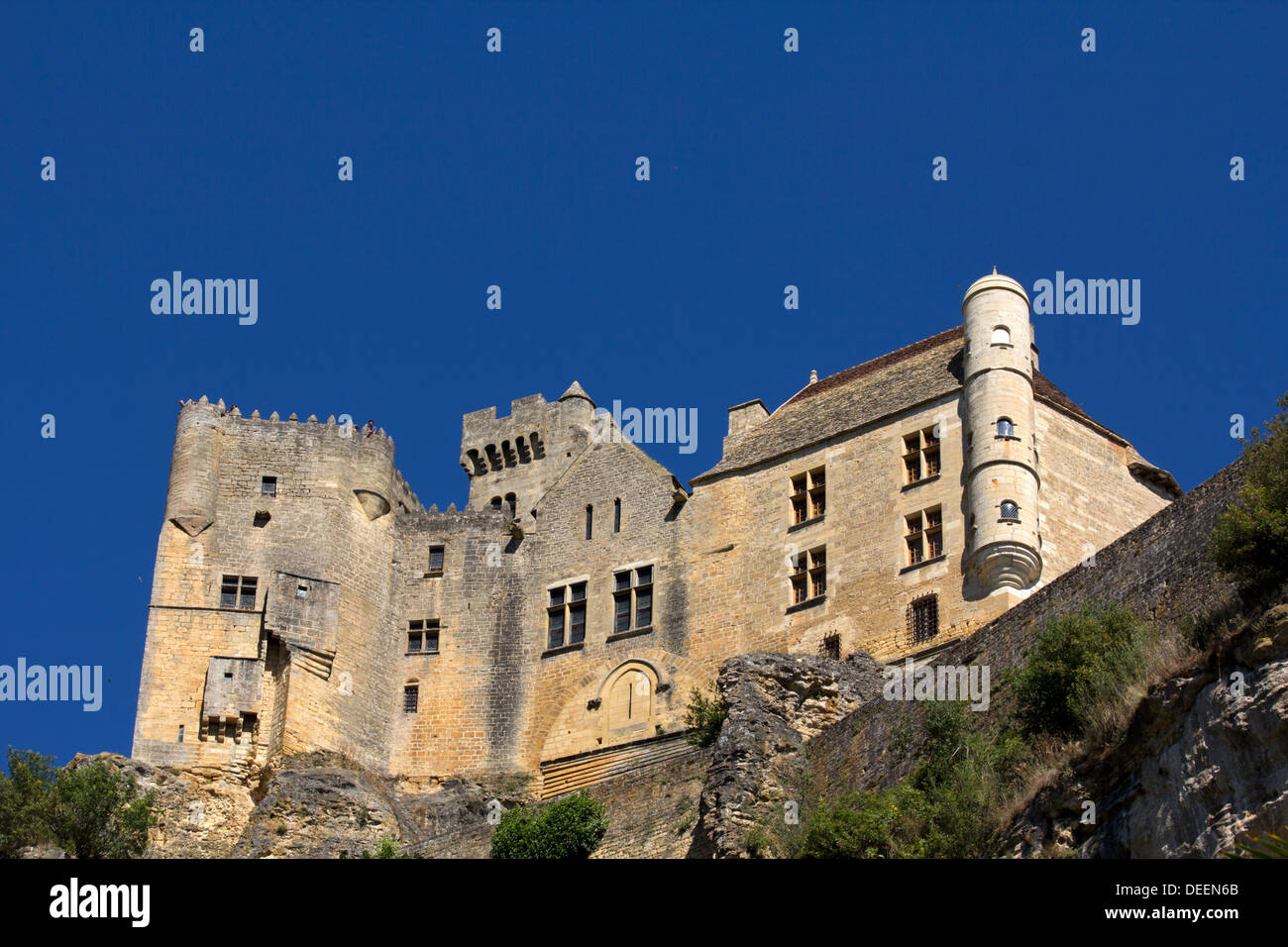Chateaux Beynac. A view from Le Capeyrou camping site by the Dordogne ...