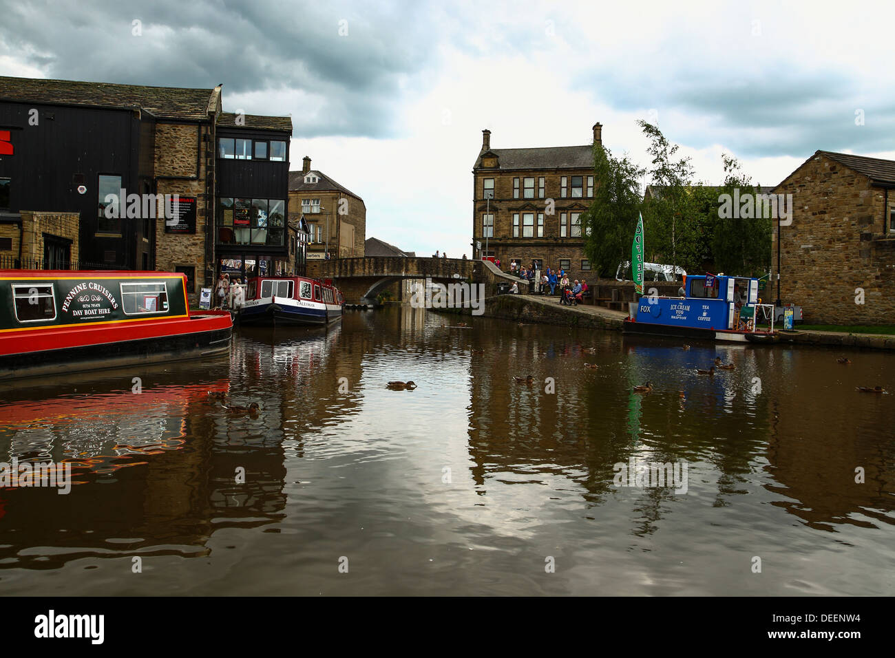Barges on the canal at Skipton, Yorkshire, UK Stock Photo - Alamy