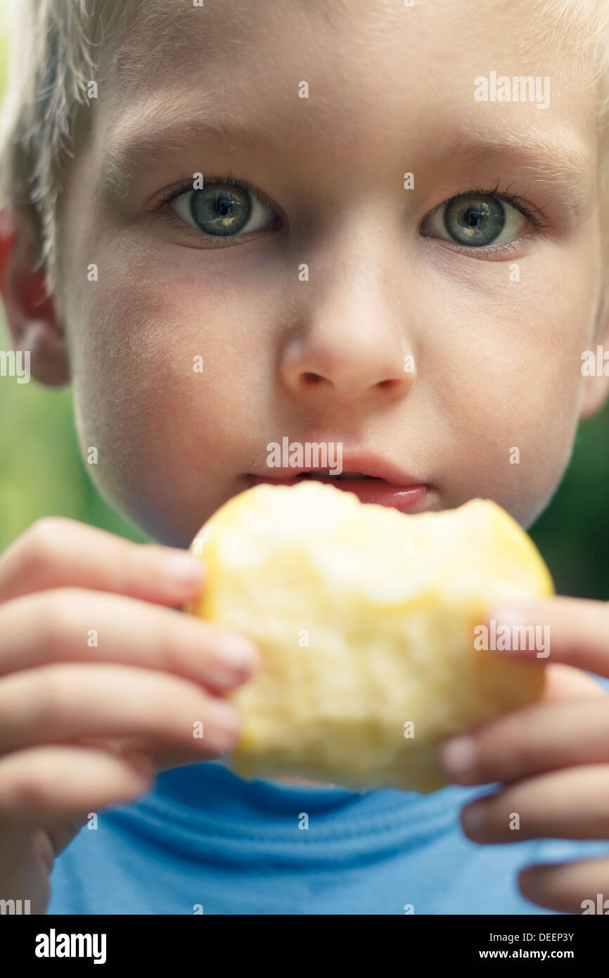Close up of boy eating apple hi-res stock photography and images - Alamy