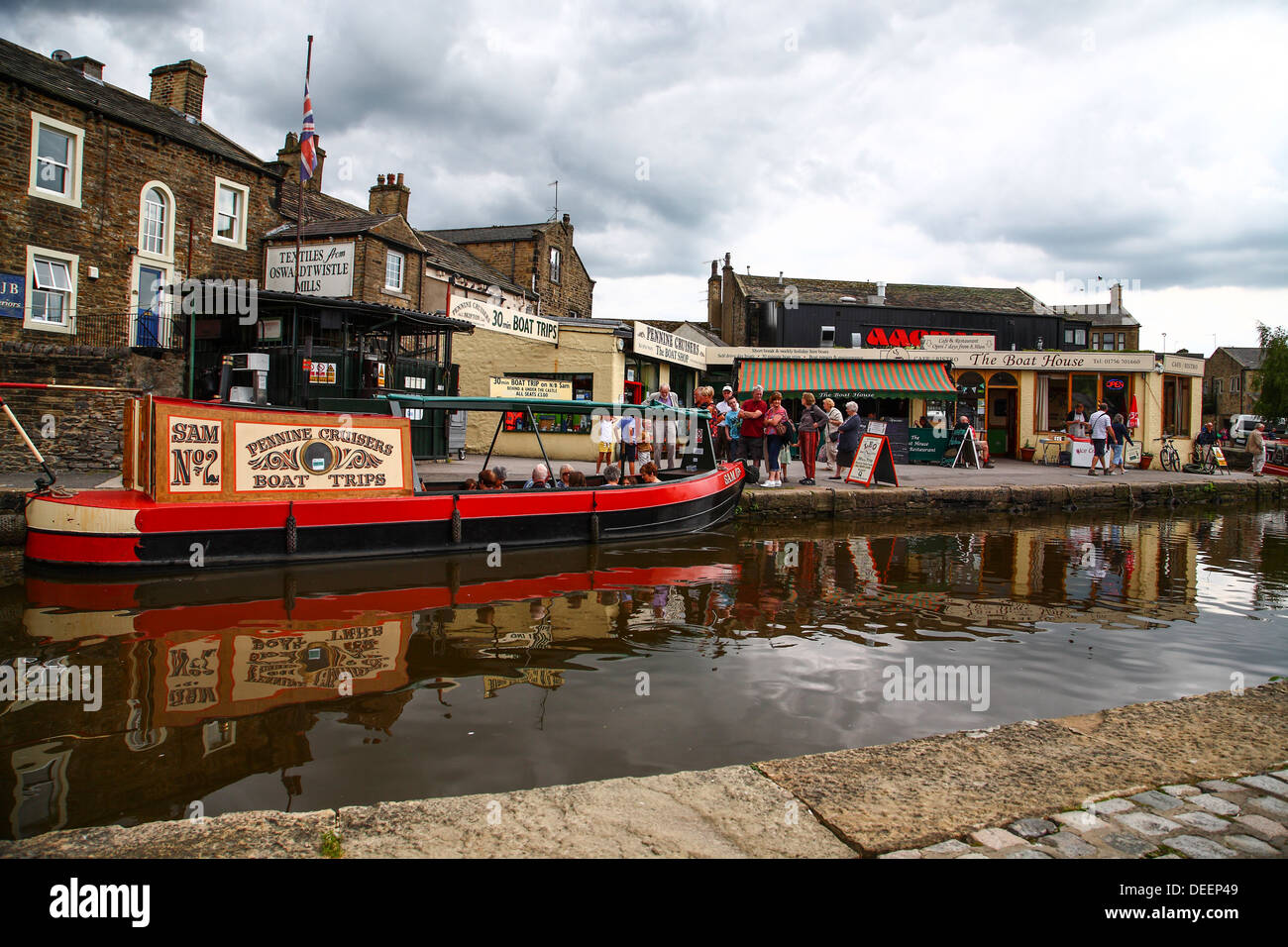 Barges on the canal at Skipton, Yorkshire, UK Stock Photo - Alamy