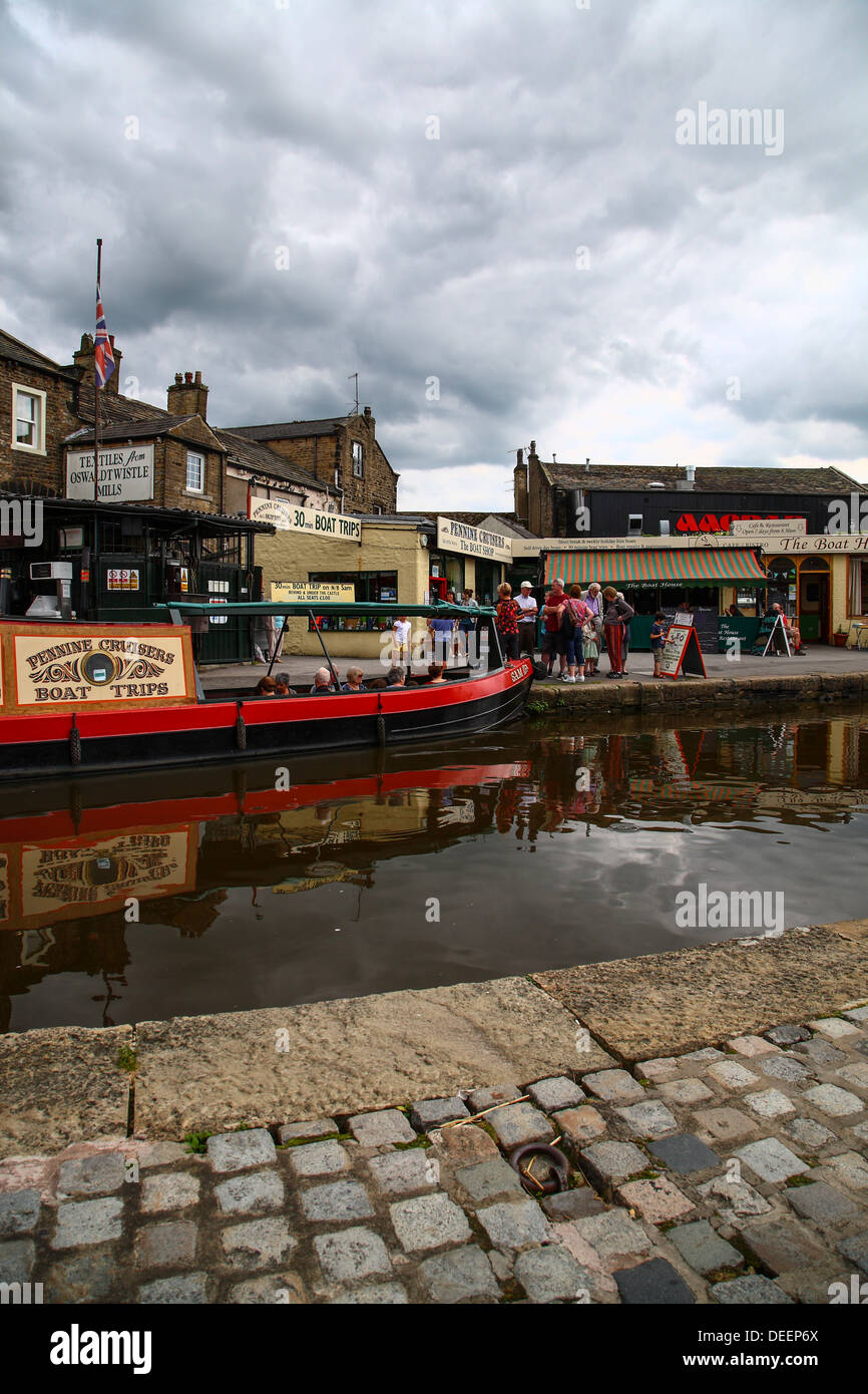 Barges on the canal at Skipton, Yorkshire, UK Stock Photo - Alamy