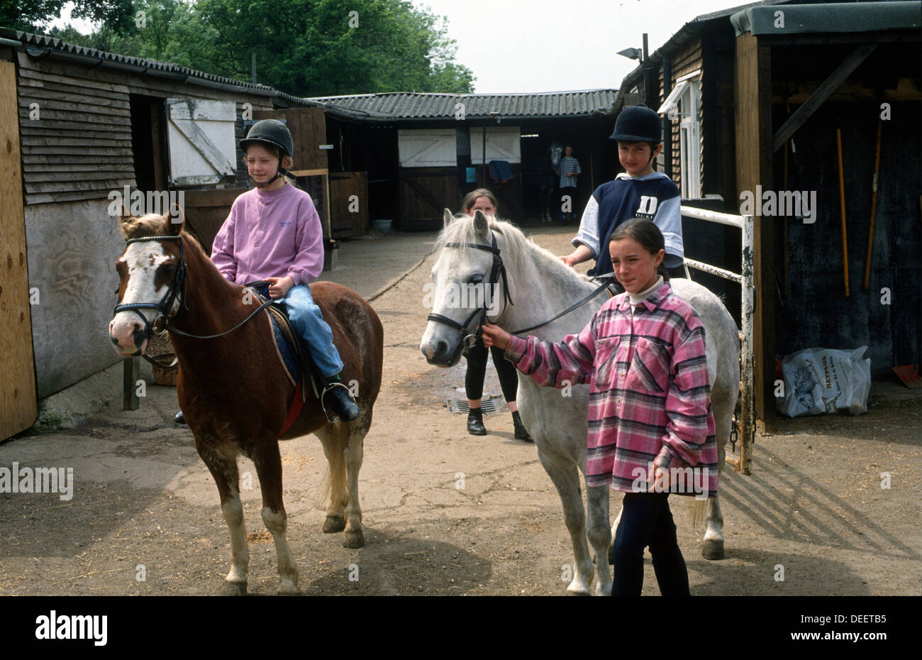 English stables hi-res stock photography and images - Alamy