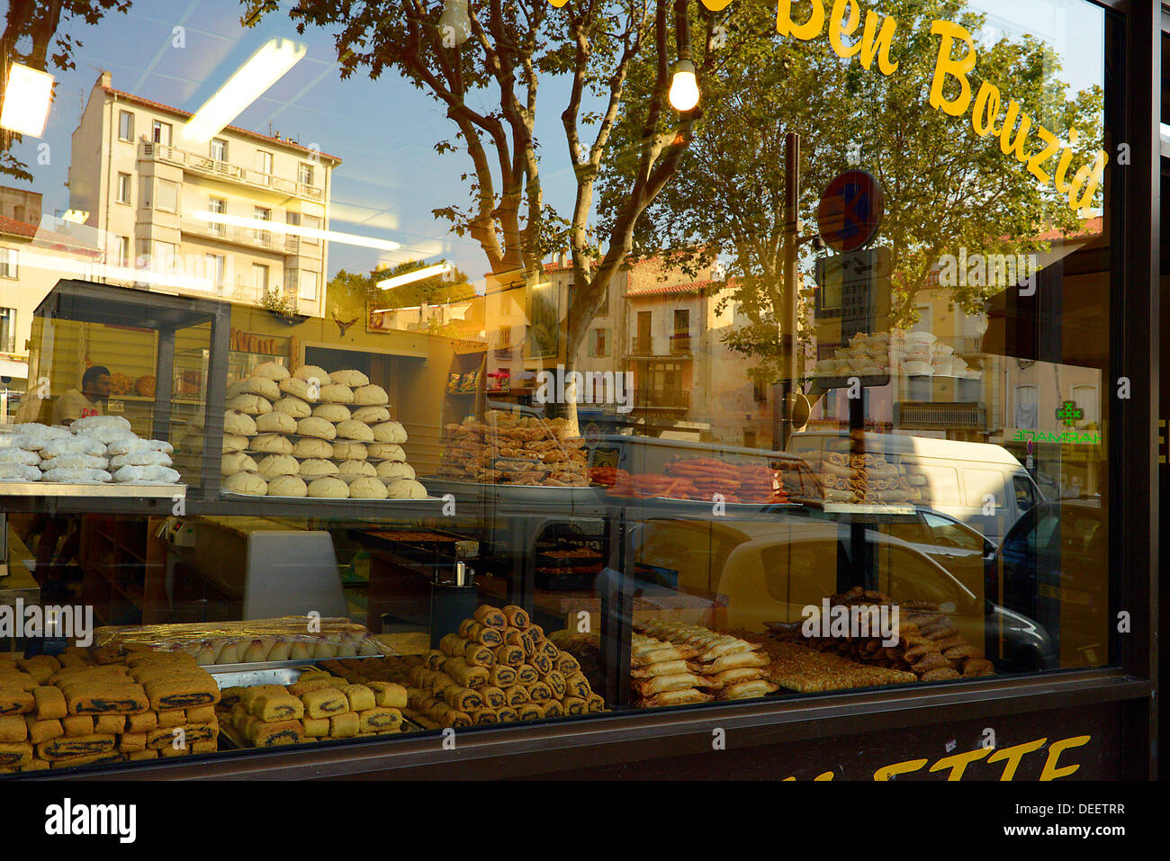 Bakery window france hi-res stock photography and images - Alamy