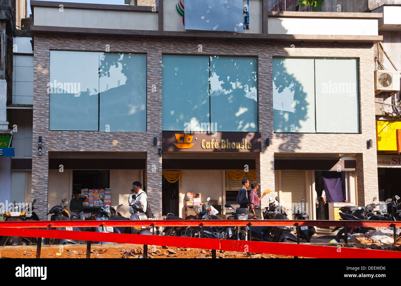 Cine cafe hi-res stock photography and images - Alamy