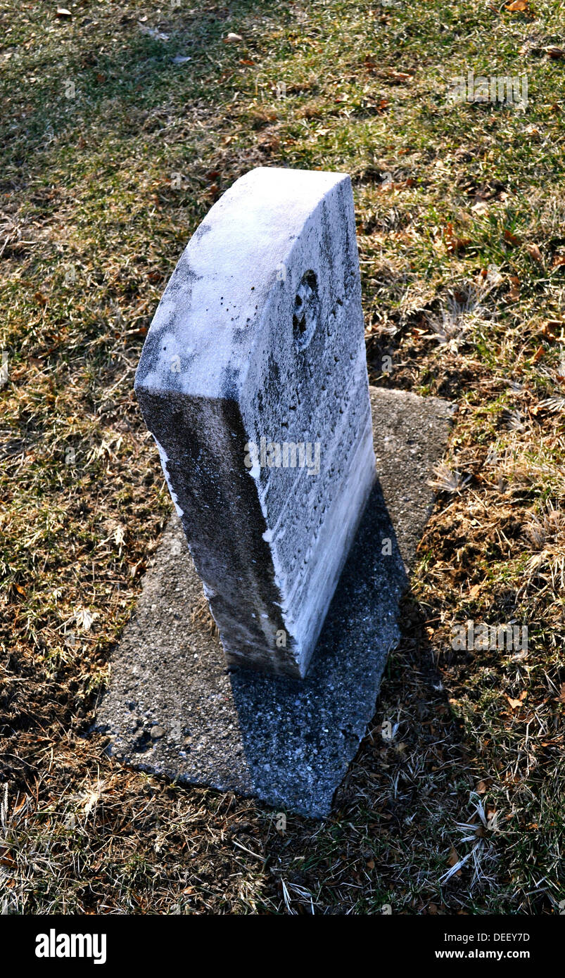 A view of the headstone from the side Stock Photo - Alamy