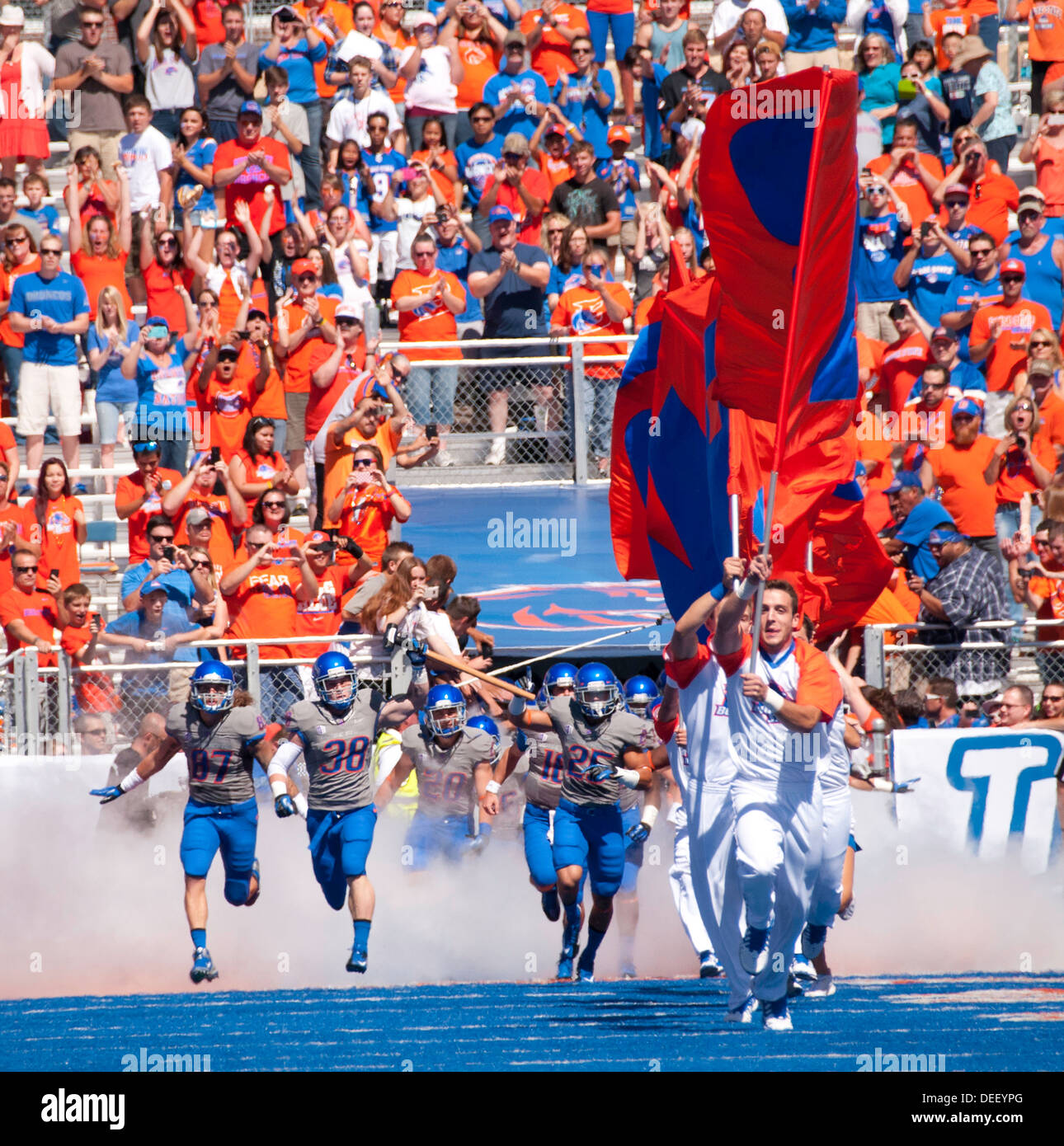 Football stadium crowd players hi-res stock photography and images - Alamy