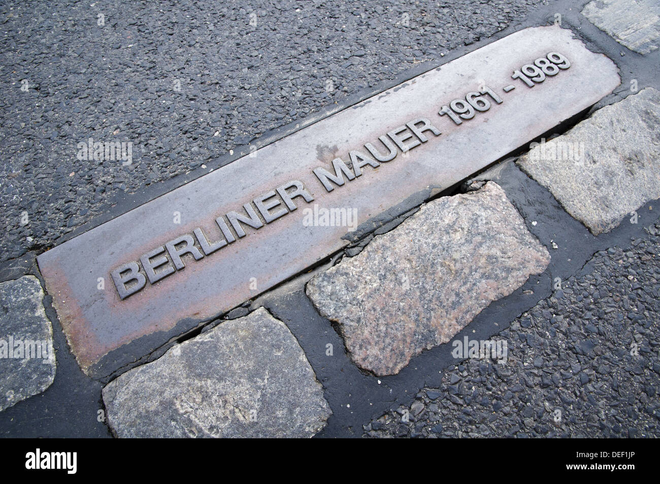 Berliner Mauer sign where the wall in Berlin stood Stock Photo - Alamy