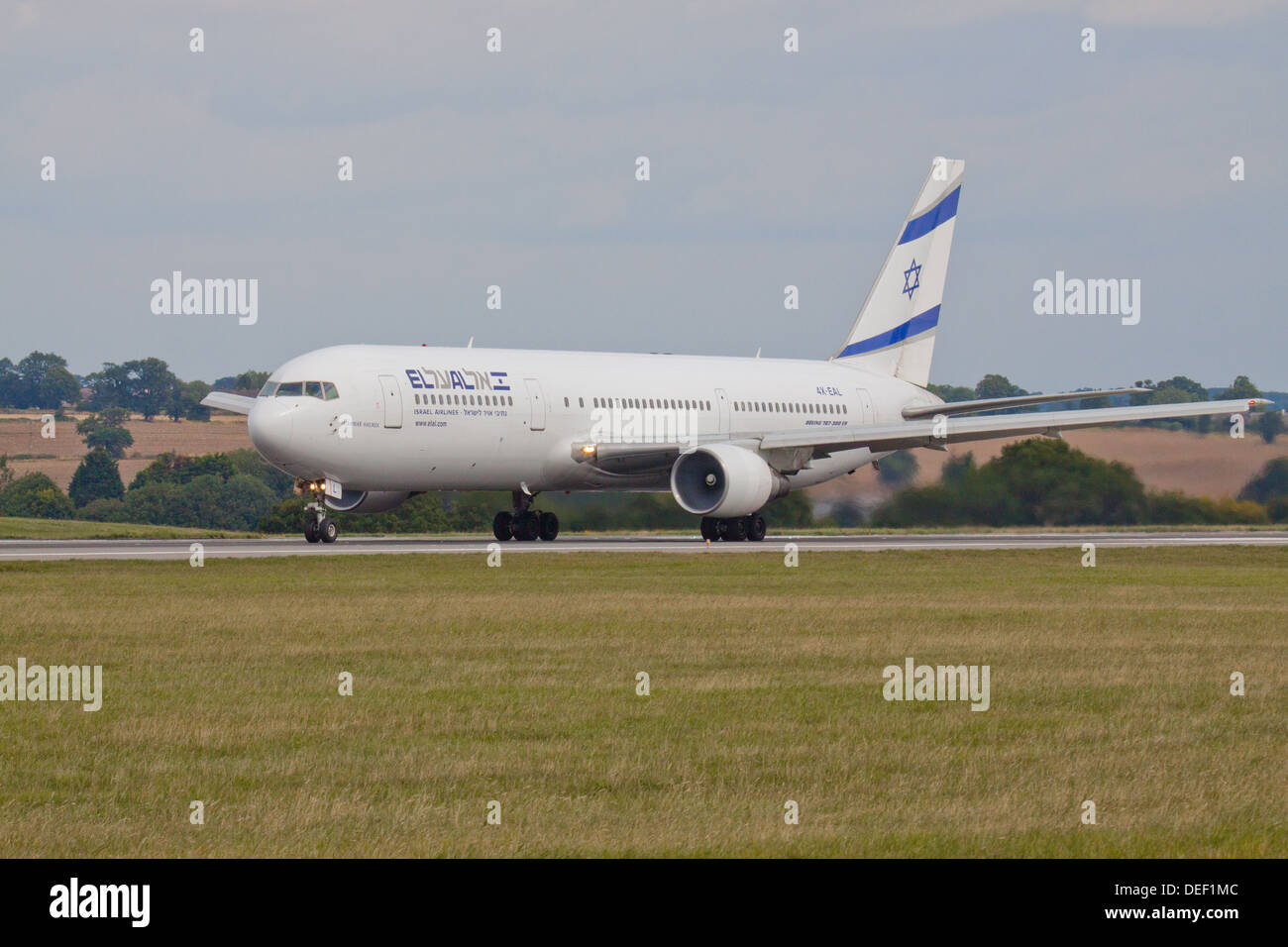 EL-AL Israel Airlines Boeing 767 4X-EAL taking off from London-Luton ...
