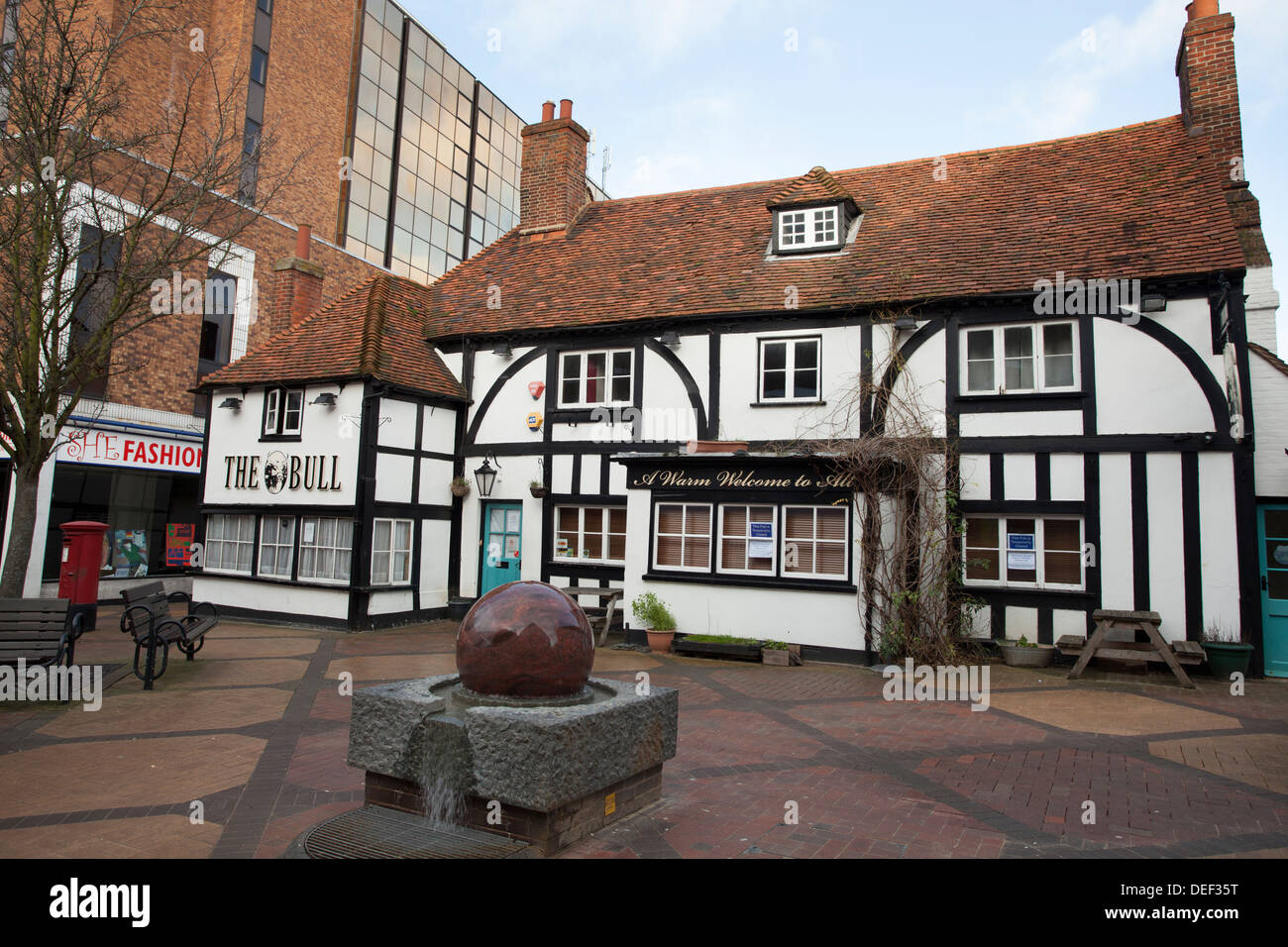 Bracknell Town Centre, The Old Bull Pub contrasting with the modern ...