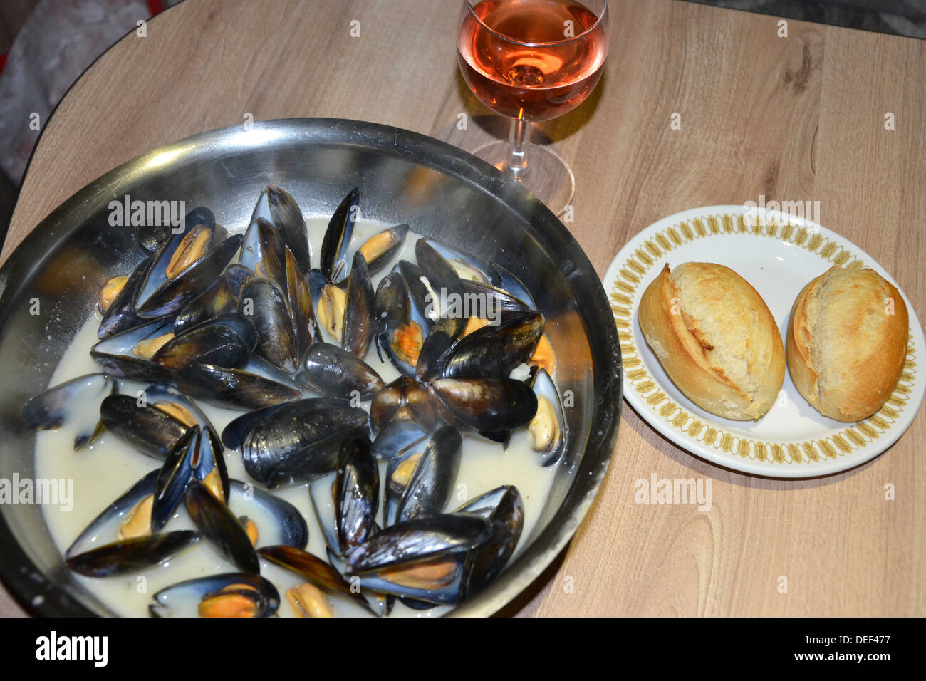 Mussels and bread supper Stock Photo - Alamy