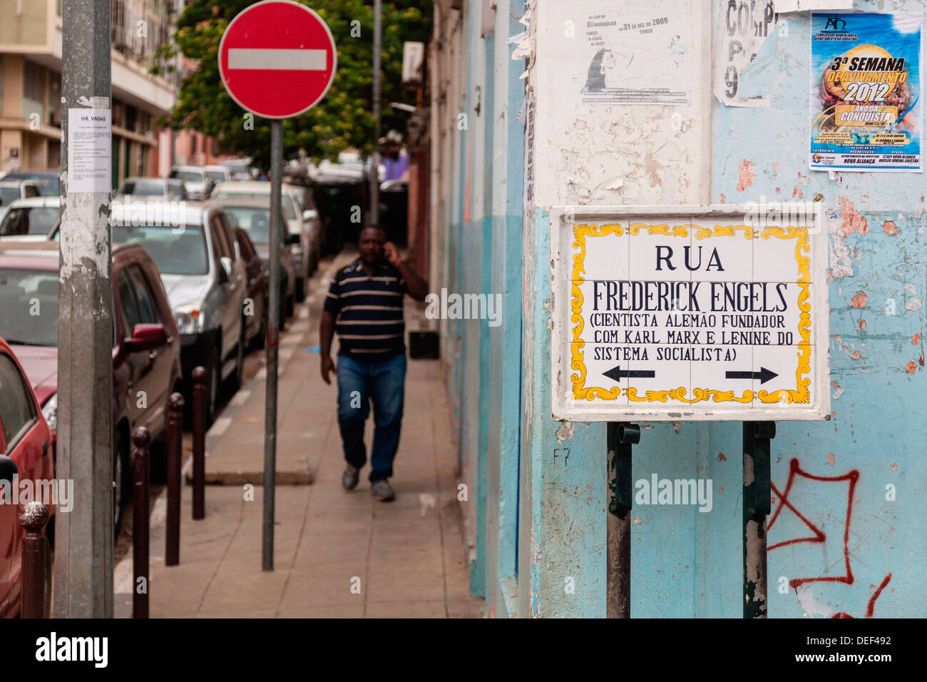 Walking street sign hi-res stock photography and images - Alamy