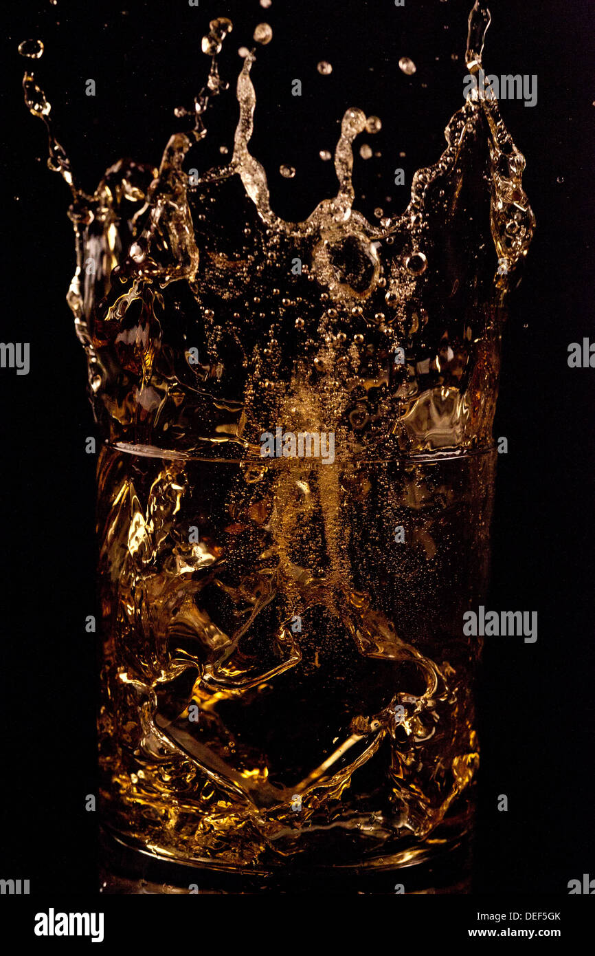 Whiskey splash hi-res stock photography and images - Alamy