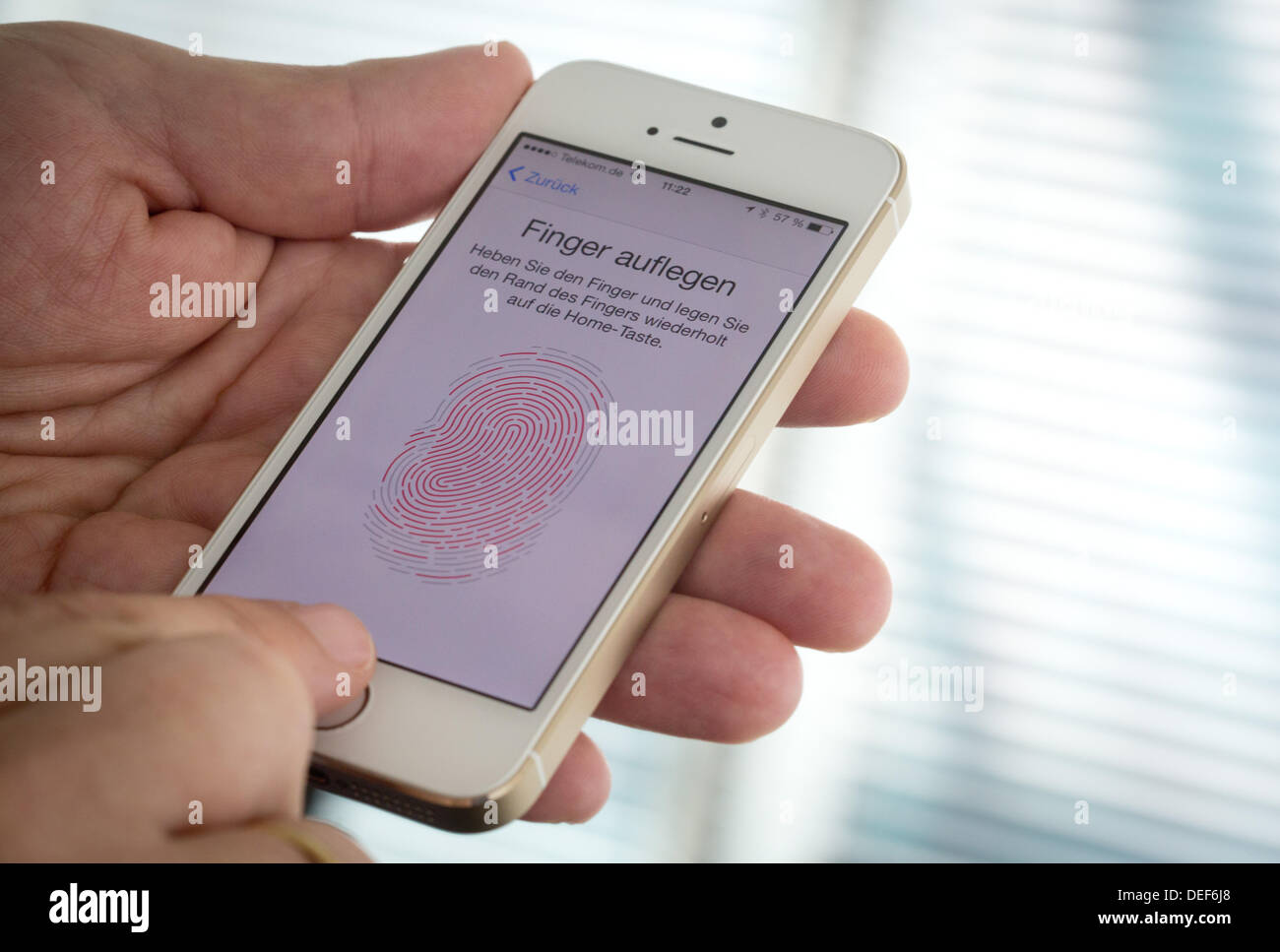 Berlin, Germany. 17th Sep, 2013. (ILLUSTRATION) A journalist scanshis ...