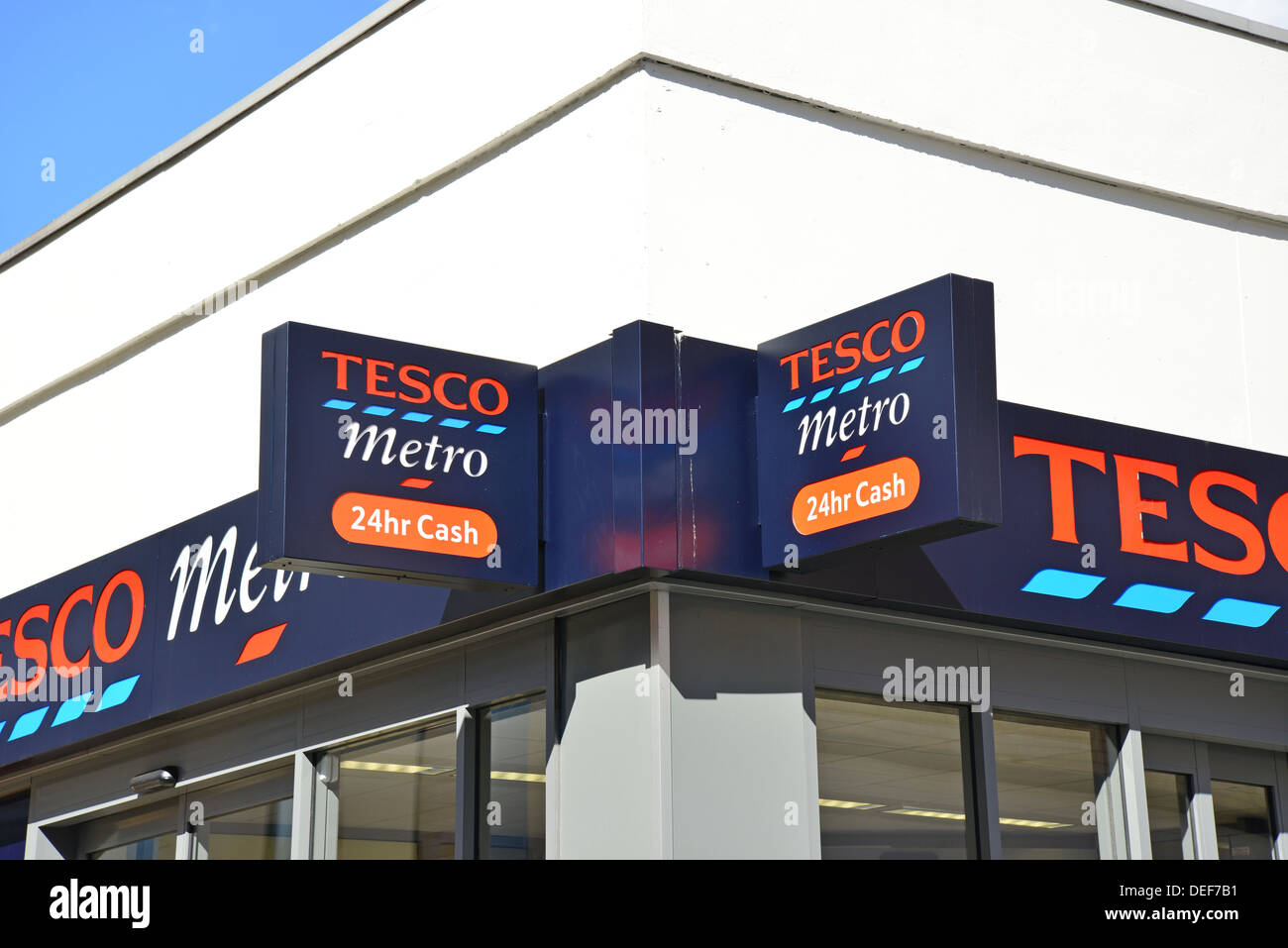 Tesco metro supermarket sign pioneer hi-res stock photography and ...
