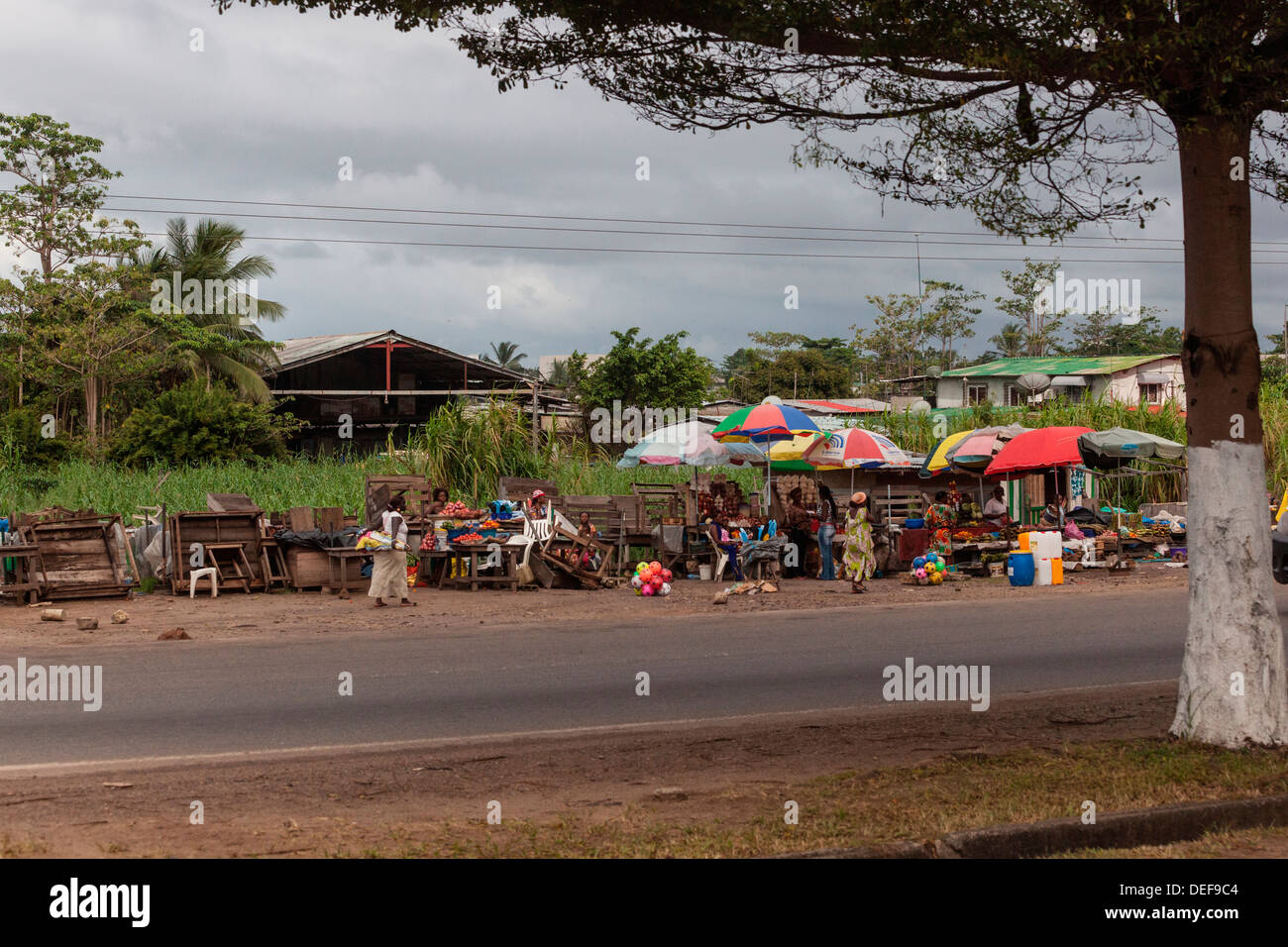 Africa, Gabon, Libreville. Roadside market Stock Photo - Alamy