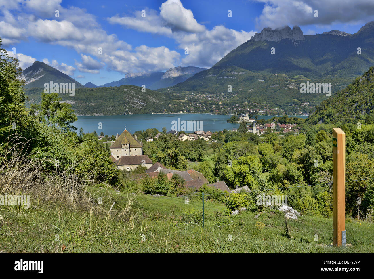 Trail by lake hi-res stock photography and images - Alamy