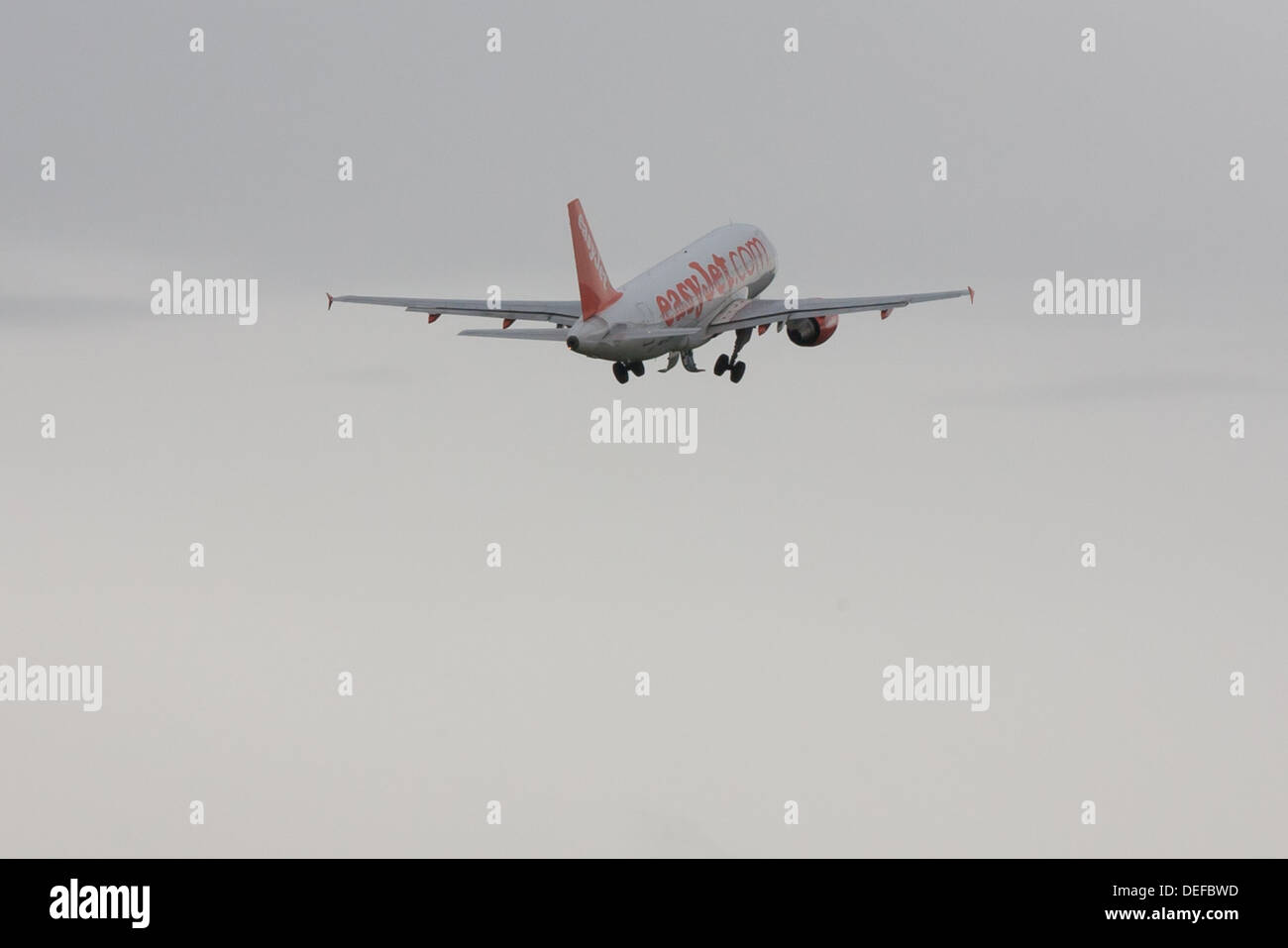 Easyjet jet aircraft hi-res stock photography and images - Alamy