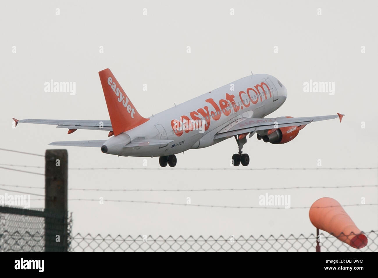 Easyjet takeoff hi-res stock photography and images - Alamy