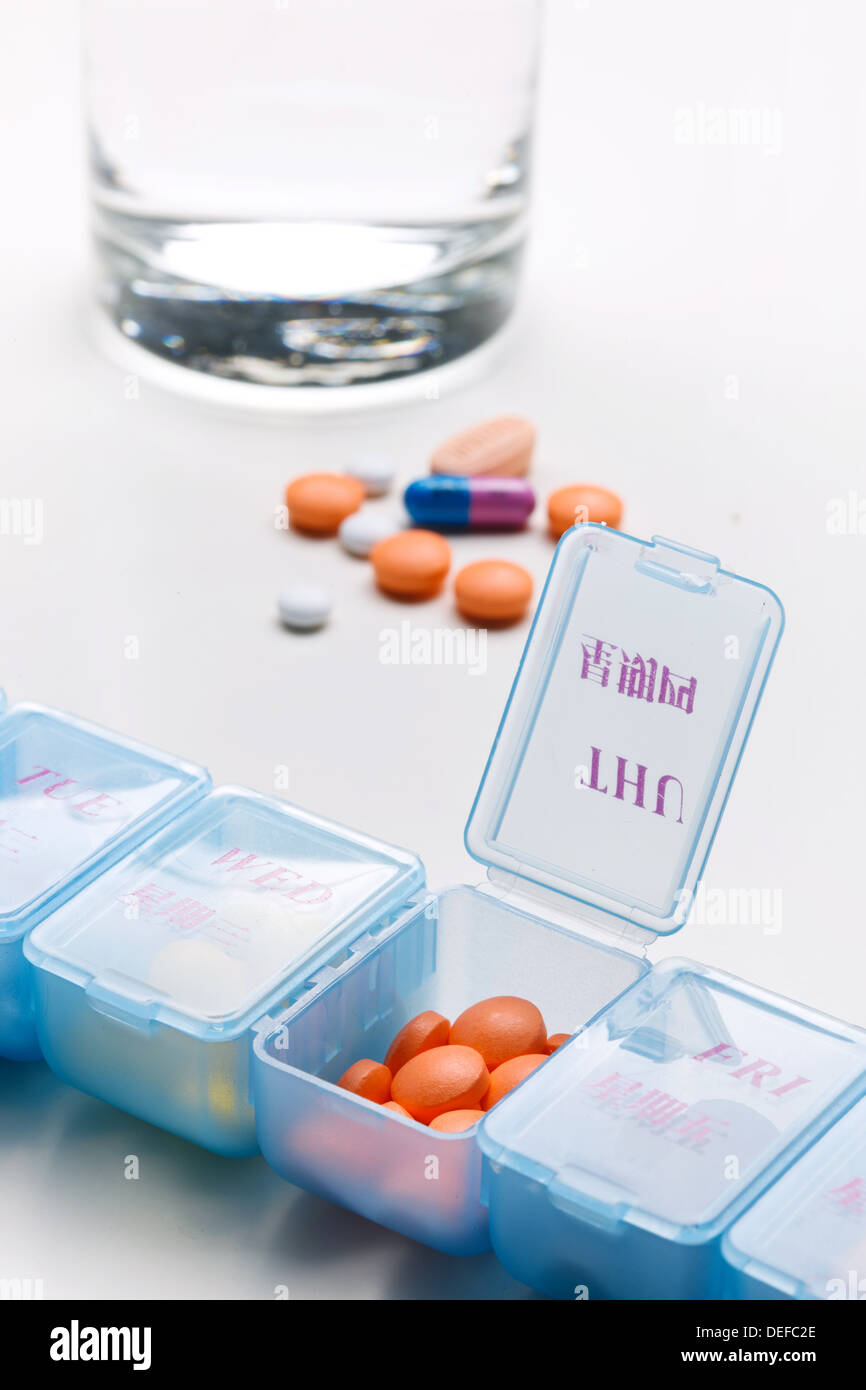 Schedule box containing capsules and capsules Stock Photo - Alamy