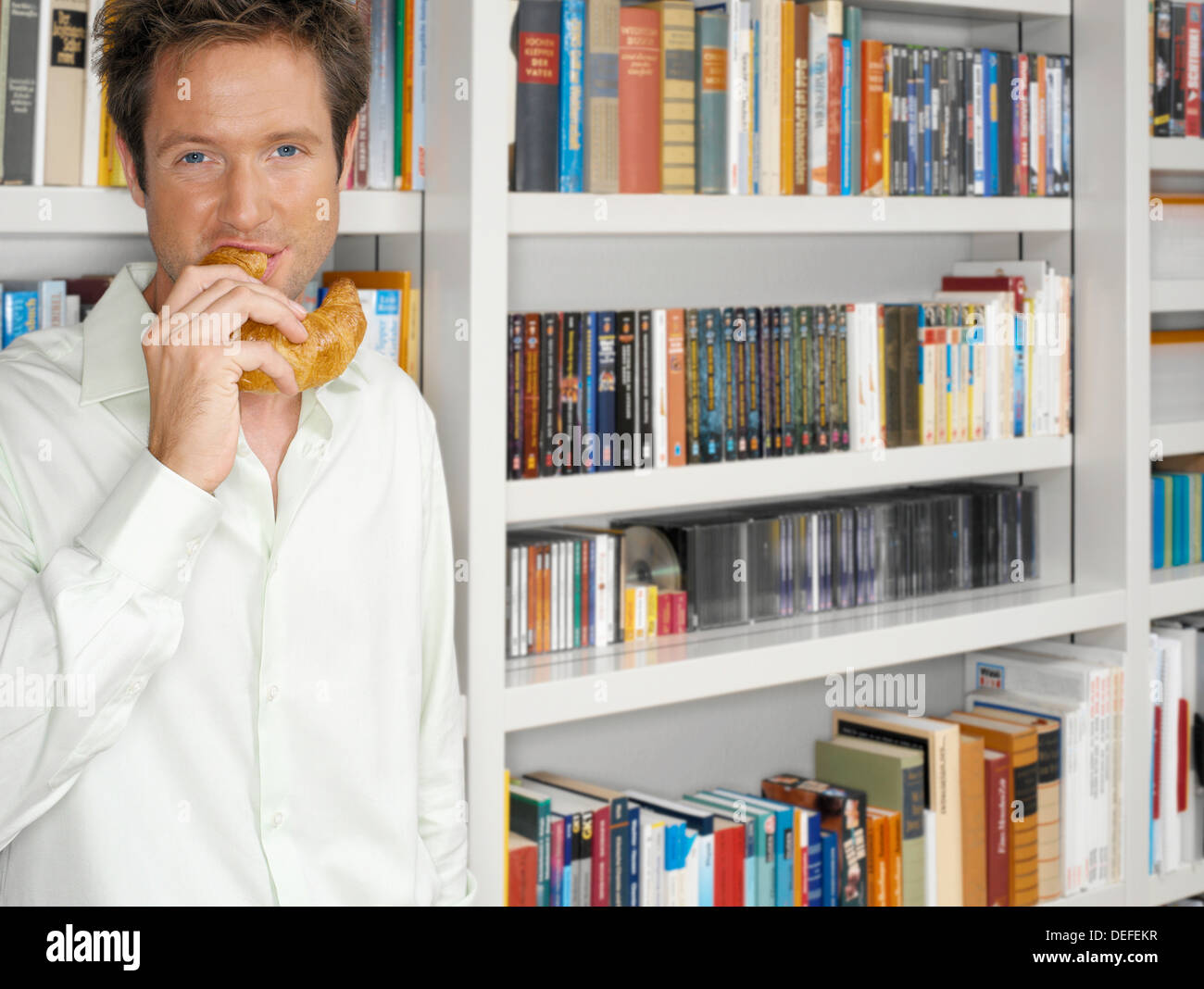 Standing at bookshelf hi-res stock photography and images - Alamy
