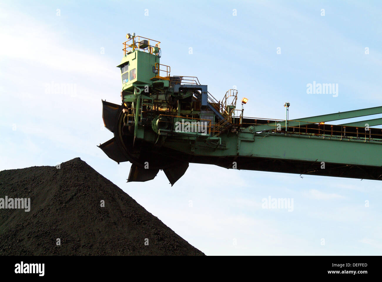 Coal stacker hi-res stock photography and images - Alamy