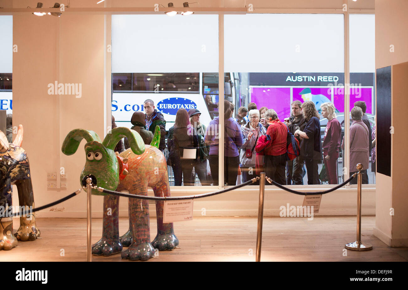 Bristol, UK. 18th Sep, 2013. People queue for the opening of the Gromit ...