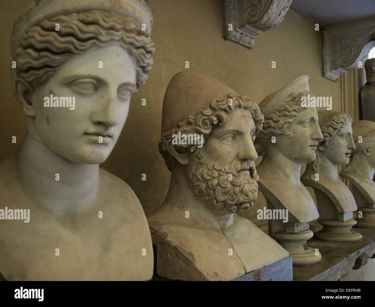Museum classic sculpture hi-res stock photography and images - Alamy
