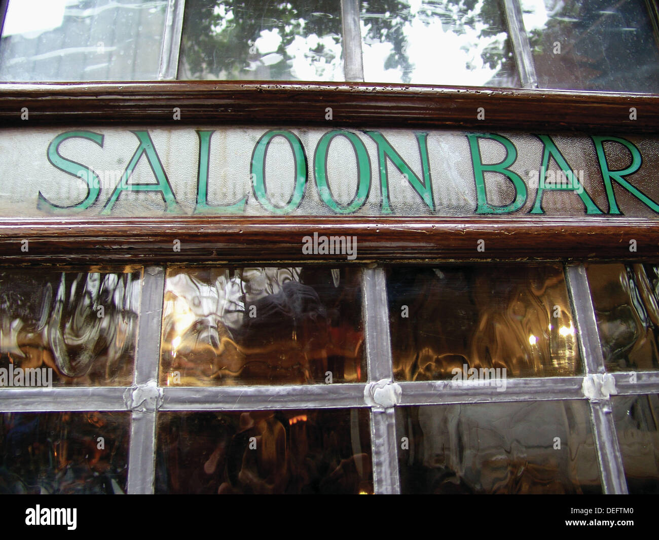Saloon bar london hi-res stock photography and images - Alamy