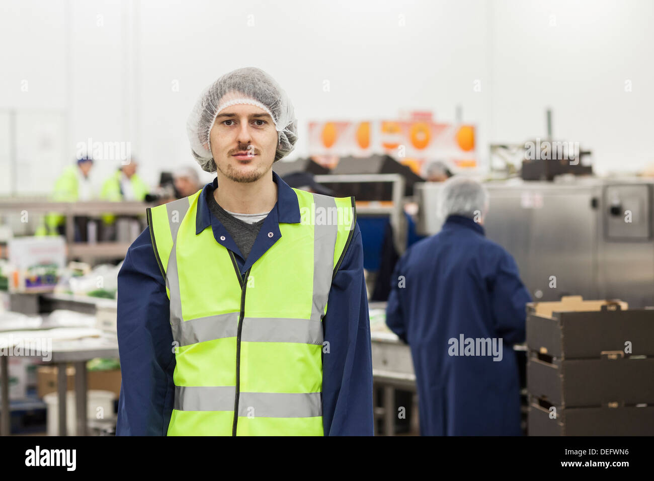 Food factory worker uk hi-res stock photography and images - Alamy